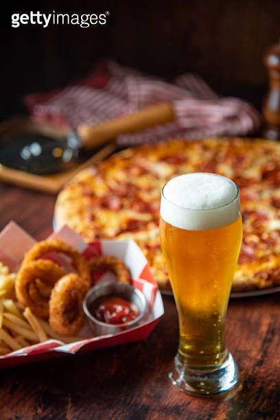 ice cold beer with pizza and french fries 이미지 (1249087419) - 게티이미지뱅크
