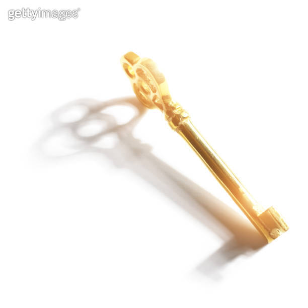 Golden Skeleton Key on White Background (1227492575) - 게티이미지뱅크