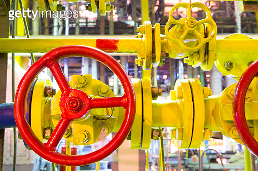 Industrial business. Gas-pipe. Yellow pipes and red gate valves. 이미지 ...
