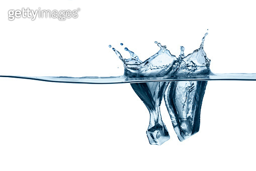 Ice cubes drop into water creating splash 이미지 (1226644329) - 게티이미지뱅크