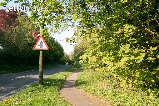 Side Road Ahead Sign in Farningham, England 이미지 (1223870632) - 게티이미지뱅크