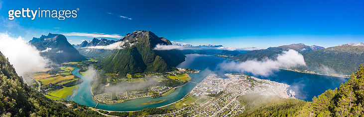 Rampestreken in Andalsnes, Norway. A famous tourist viewpoint 이미지 ...