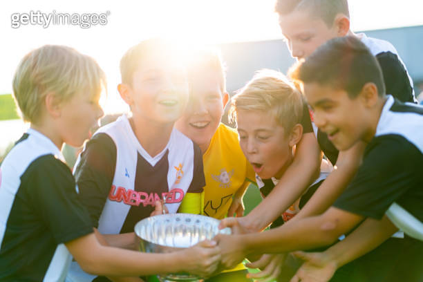 youth soccer team winning trophy of tournament 이미지 (1221803669) - 게티이미지뱅크
