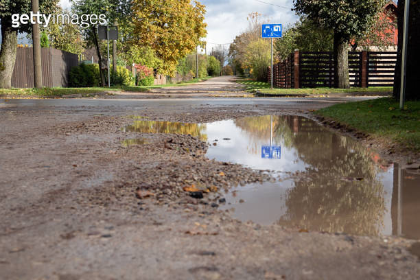 City street. Residential area. Muddy gravel road 이미지 (1282485817) - 게티이미지뱅크
