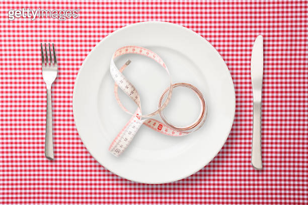 Place setting with measuring tape on gingham checked table cloth 이미지 ...