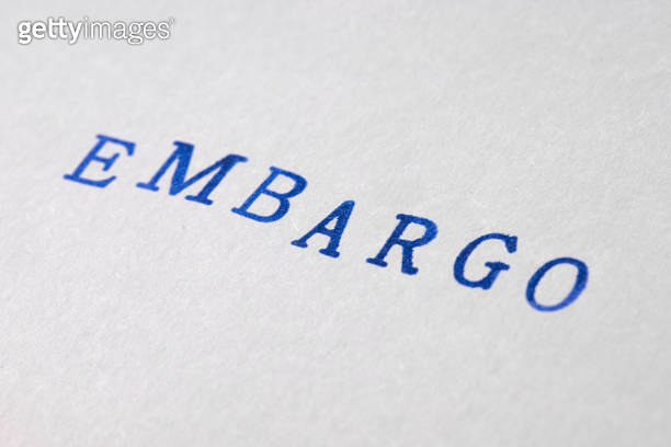 a embargo word stamped on a piece of paper. (1211365285) - 게티이미지뱅크