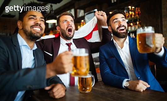 Business men in pub cheering for a sporting event 이미지 (1248949721) - 게티 ...