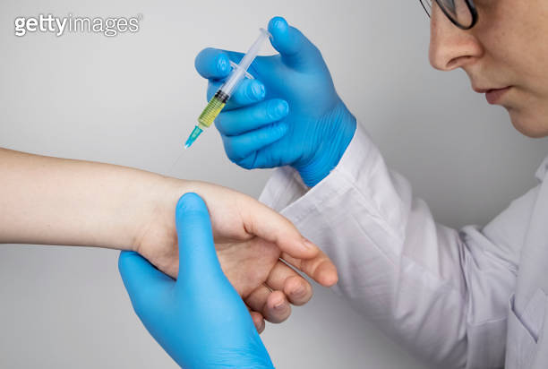 An orthopedic surgeon gives an injection in the wrist. Treatment of ...