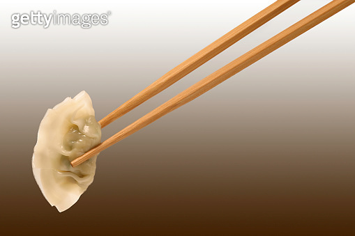 Pick up a steamed dumpling 이미지 (1250251966) - 게티이미지뱅크