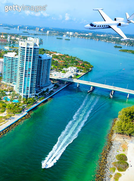 Airplane flying over Miami. 이미지 (1220298224) - 게티이미지뱅크