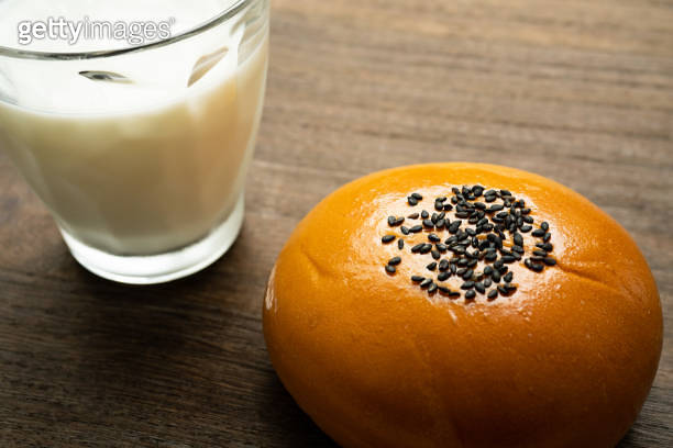 Anpan round bread with azuki red beans and milk 이미지 (1225322747) - 게티이미지뱅크
