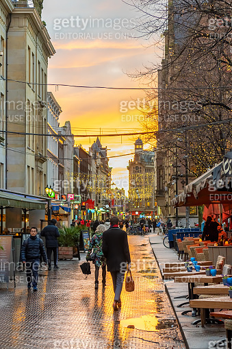 The Plein shopping street next to the Binnenhof government buildings ...