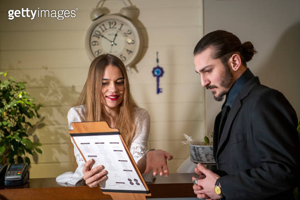 Receptionist talking with customer at the reception 이미지 (1207827365 ...