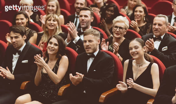 Excited audience clapping in opera house (1214324943) - 게티이미지뱅크