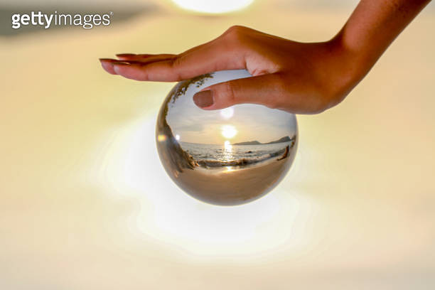 Catch the crystal ball with her finger 이미지 (1290645811) - 게티이미지뱅크