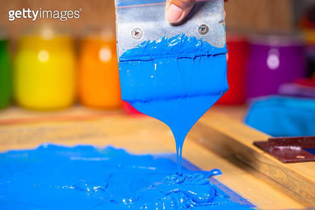 blue color dripping from hand screen printing (1250561453) - 게티이미지뱅크