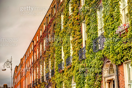 Ivy clad facades of traditional buildings in Dublin Ireland 이미지 ...
