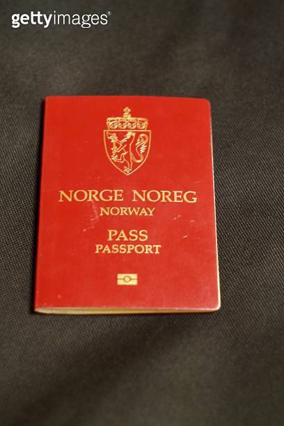 Norwegian passport cover on a black background 이미지 (1271919925) - 게티이미지뱅크