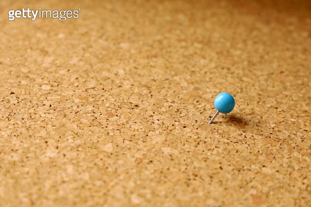 Blue pushpin on cork board 이미지 (1277391574) - 게티이미지뱅크