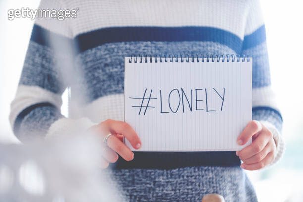 Woman holding a #lonely sign. 이미지 (1216470320) - 게티이미지뱅크