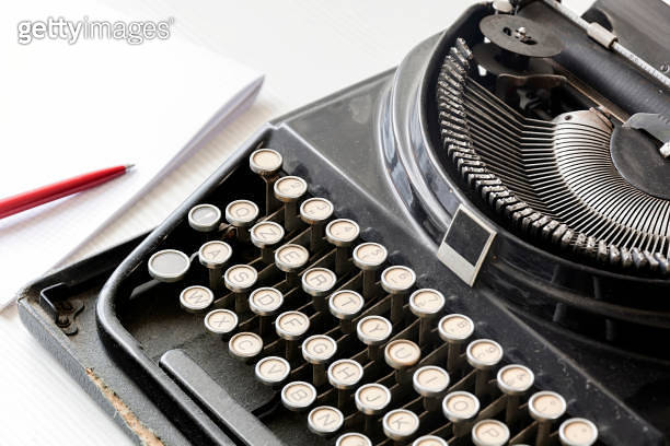 Old typewriter with a blank sheet and a red pen 이미지 (1264735510) - 게티이미지뱅크