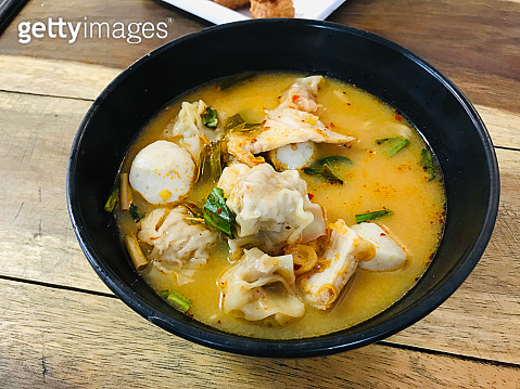 Prawn wonton and fish ball in thai spicy soup. (1215663128) - 게티이미지뱅크