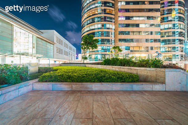 Empty tiled platform with modern buildings in background 이미지 ...