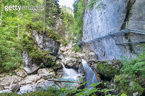 The shwangau waterfalls and the Neuschwanstein castle 이미지 (1273357935 ...