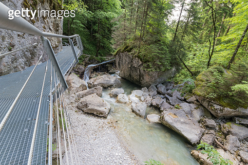 The shwangau waterfalls and the Neuschwanstein castle 이미지 (1273358063 ...