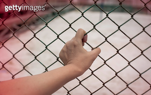 Human hand catch iron chainlink fence,blurry light around 이미지 ...