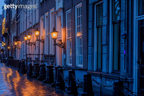 A wet, wintery european street scene at night 이미지 (1285686655) - 게티이미지뱅크