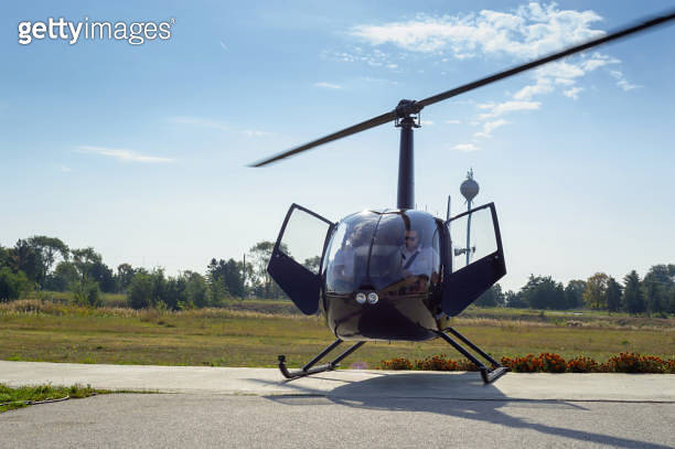 Pilots in helicopter with open doors testing propeller 이미지 (1212883679 ...