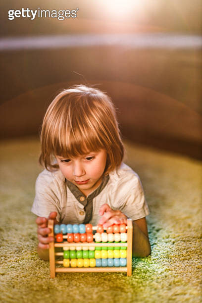 Cute little boy counting with abacus at home. 이미지 (1220079782) - 게티이미지뱅크