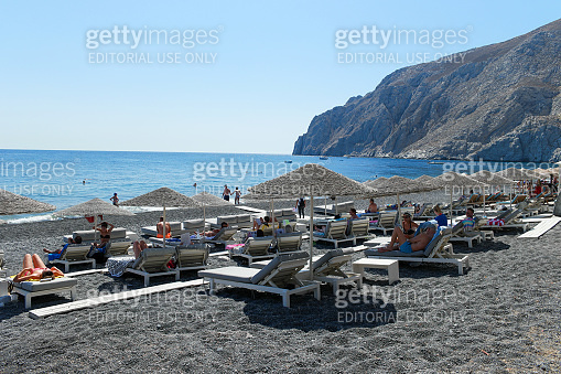 luxury beach chair at the black beach of Kamari 이미지 (1248988870) - 게티이미지뱅크