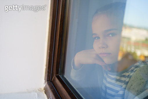 through glass. sad teen girl look out of window outside. 이미지 ...