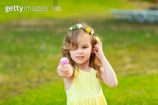 little girl in wreath holds out hand with a flower 이미지 (1209271040 ...