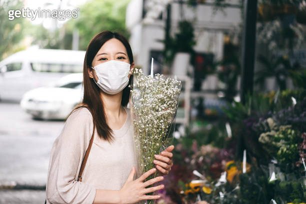 Asian woman wearing face mask buy a flower bouquet at floral shop 이미지 ...
