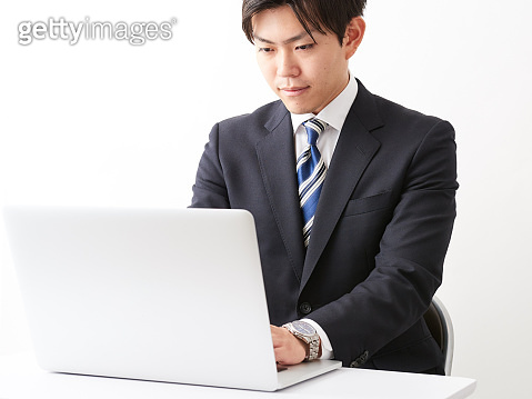 Japanese male businessman operating a personal computer 이미지 (1257363774 ...