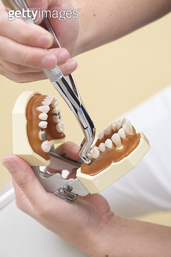 Tooth Extraction at a Japanese Dentist's Office 이미지 (1253036124) - 게티이미지뱅크