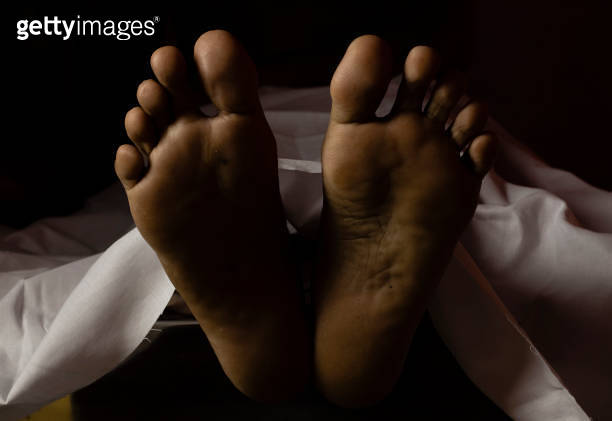 Feet of an Indian or Asian person laying dead 이미지 (1269125725) - 게티이미지뱅크