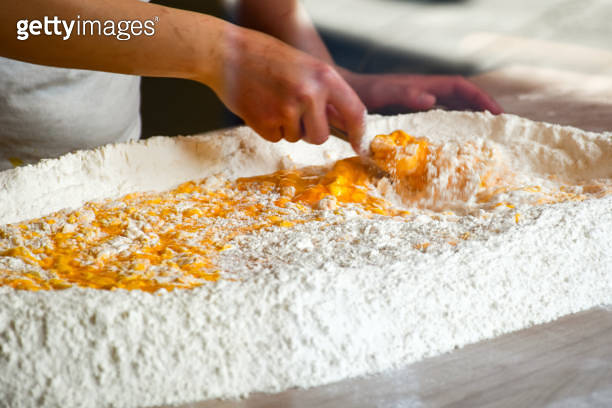 Woman mixing eggs and white flour with wooden spoon 이미지 (1206794435 ...
