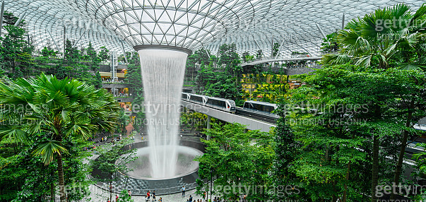 Waterfall at Shopping mall Jewel in Changi Airport (1255764781) - 게티이미지뱅크
