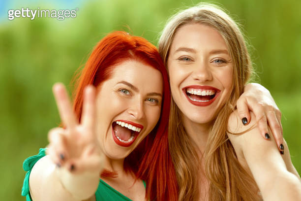 Best friends feeling free and happy outdoors showing peace sign 이미지 ...
