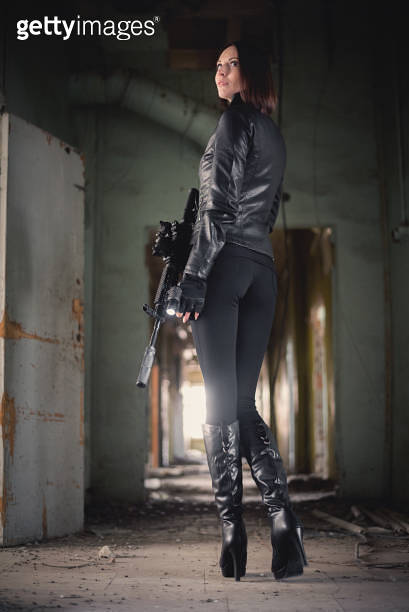 Woman with airsoft rifle. 이미지 (1214073795) - 게티이미지뱅크
