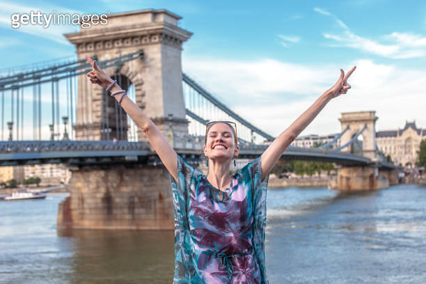 Happy woman arms raised at Chain Bridge, Budapest 이미지 (1257839378) - 게티 ...