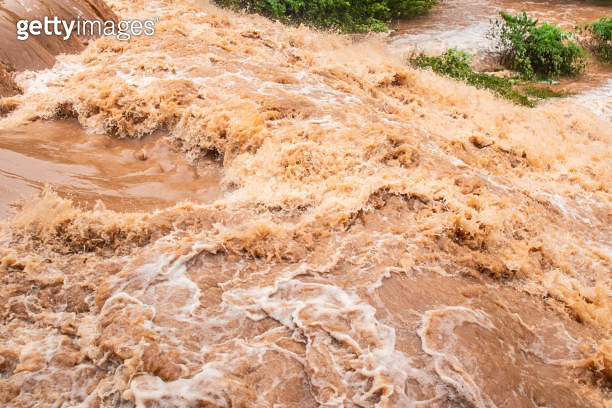 Muddy flood splashing water slow-motion 이미지 (1250907639) - 게티이미지뱅크