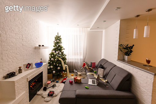 Messy living room interior with Christmas tree. Chaos after party 이미지 ...