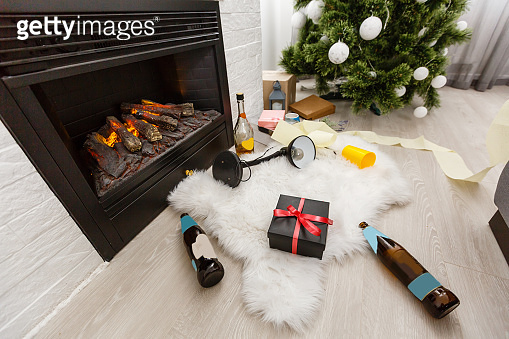 Messy living room interior with Christmas tree. Chaos after party 이미지 ...