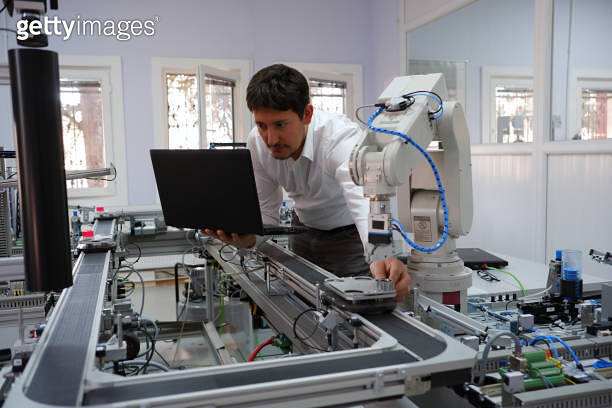 Engineer is working on laptop to programming robot arm 이미지 (1197369374) - 게티이미지뱅크