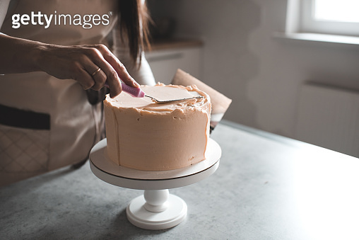 Woman making cake at home 이미지 (1256484033) - 게티이미지뱅크